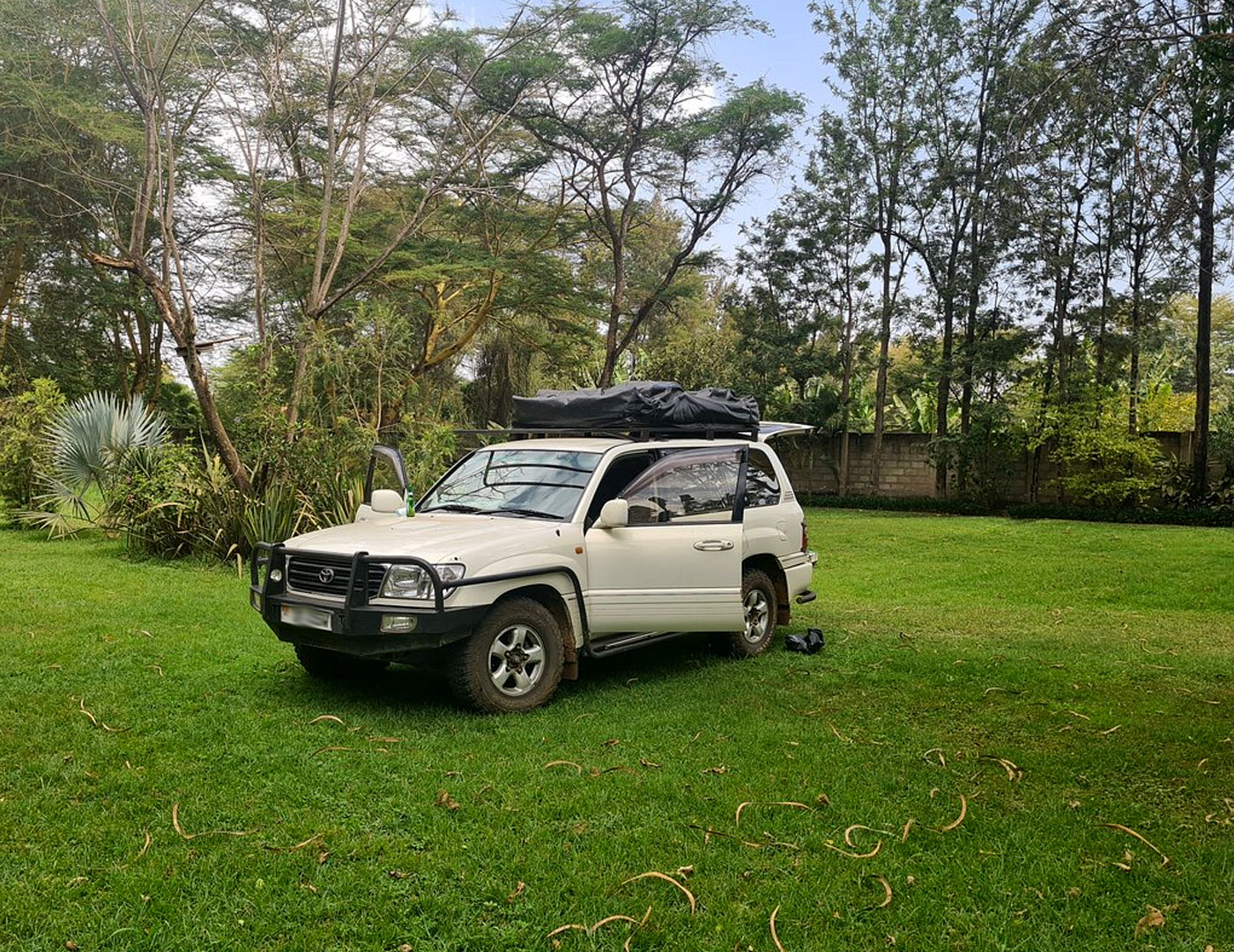 Toyota Land Cruiser V8 with Rooftop Tent - Car Rental in Rwanda