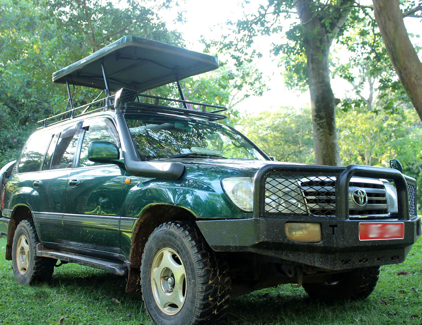 Toyota Land Cruiser V8 with Pop-up Roof - Car Rental in Rwanda